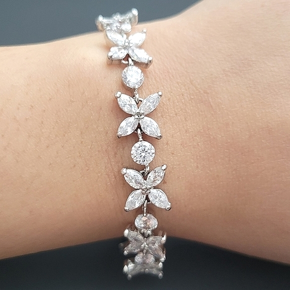 Jewelry | Vintage Beautiful Crystal Flower Bracelet | Poshmark